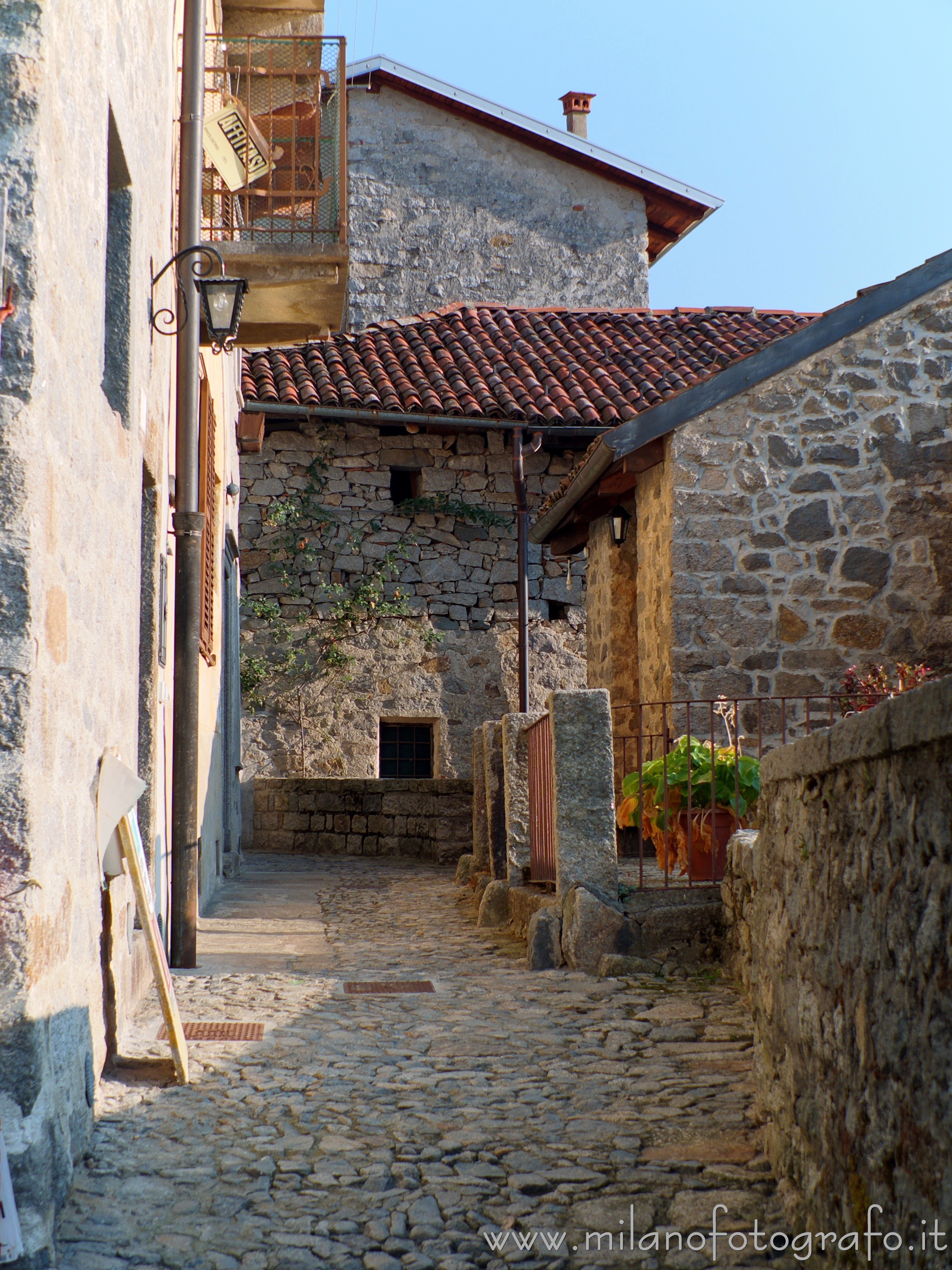 Stradina fra le vecchie case della frazione Sassaia in Campiglia Cervo ...